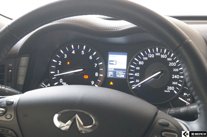 [시승기] 더 뉴 인피니티 Q70, 개선된 진동 소음과 VQ엔진이 만났다 | 케이벤치 리뷰