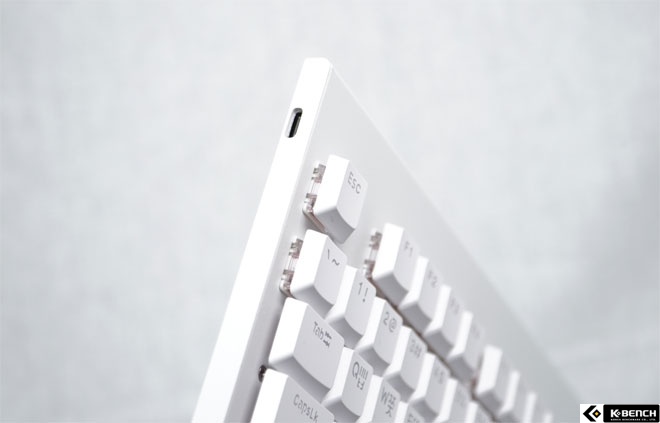 책상 위 공간 활용을 위한 게이밍 키보드, 앱코 K641 TKL SLIM PLUS | 케이벤치 리뷰